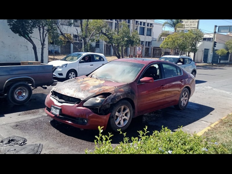 MUJER SE INTOXICA POR INHALAR EL HUMO DE SU AUTO EN LLAMAS - Alberto ...
